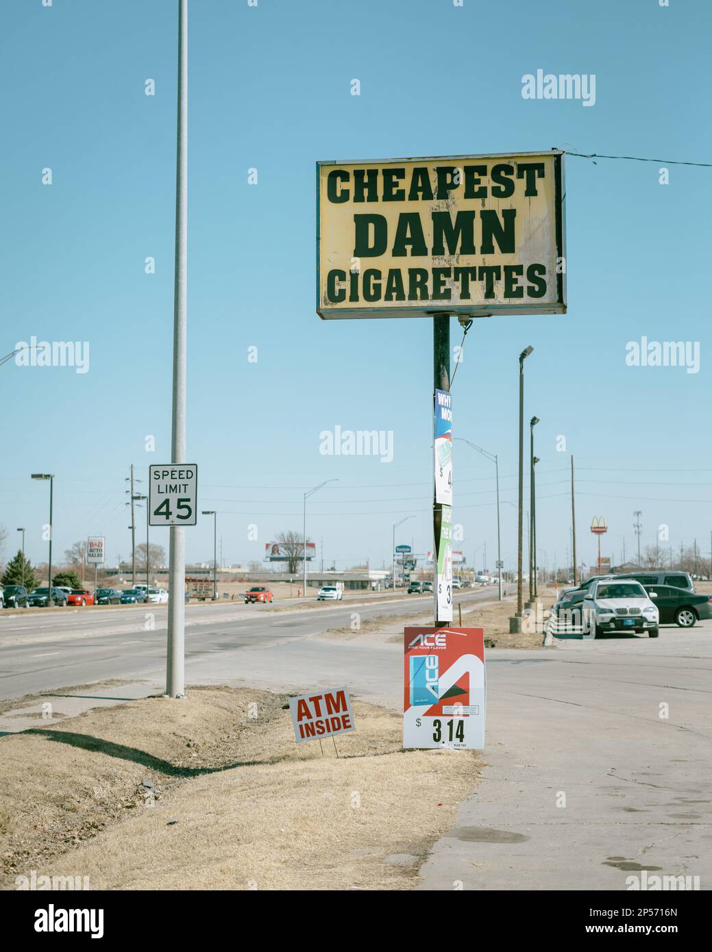 Cigarettes sign signage hi-res stock photography and images - Alamy