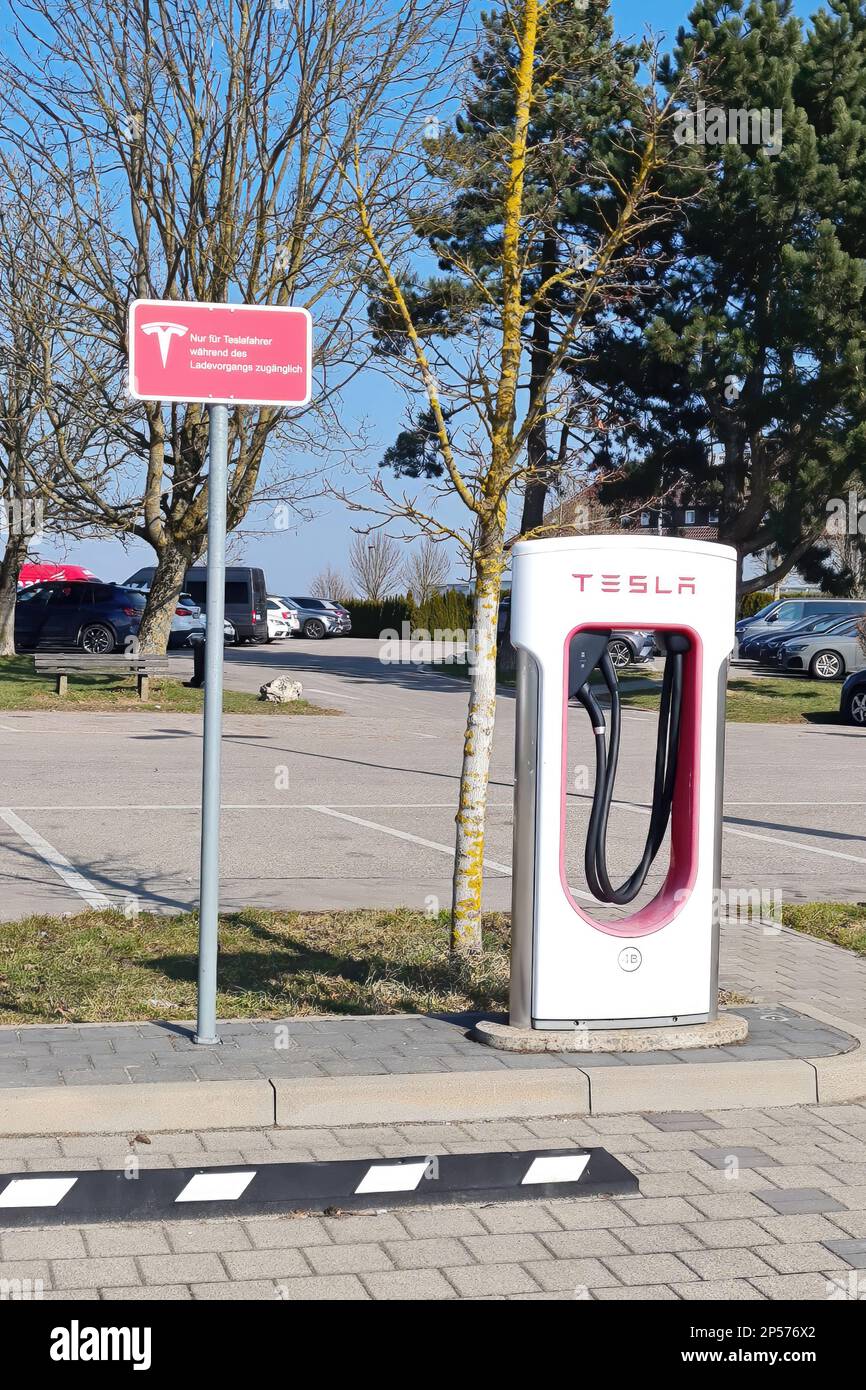 Tesla only sign hi-res stock photography and images - Alamy