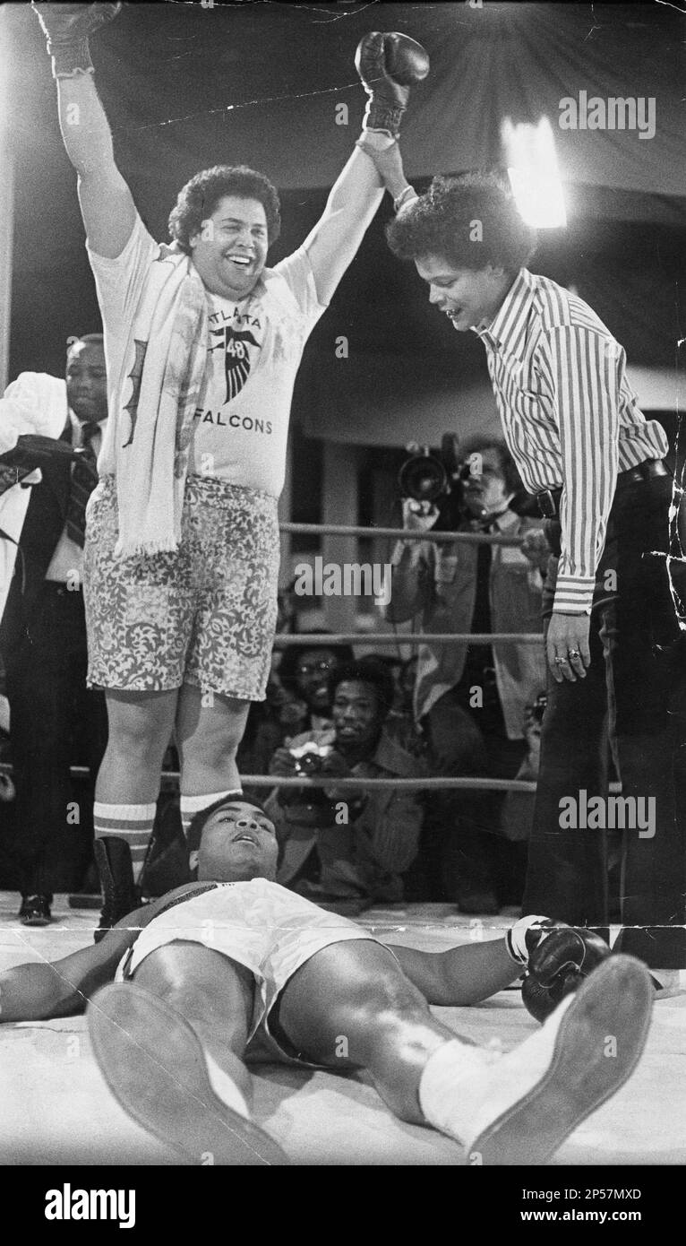 Julian Bond, right, declares Mayor Maynard Jackson victorious over ...