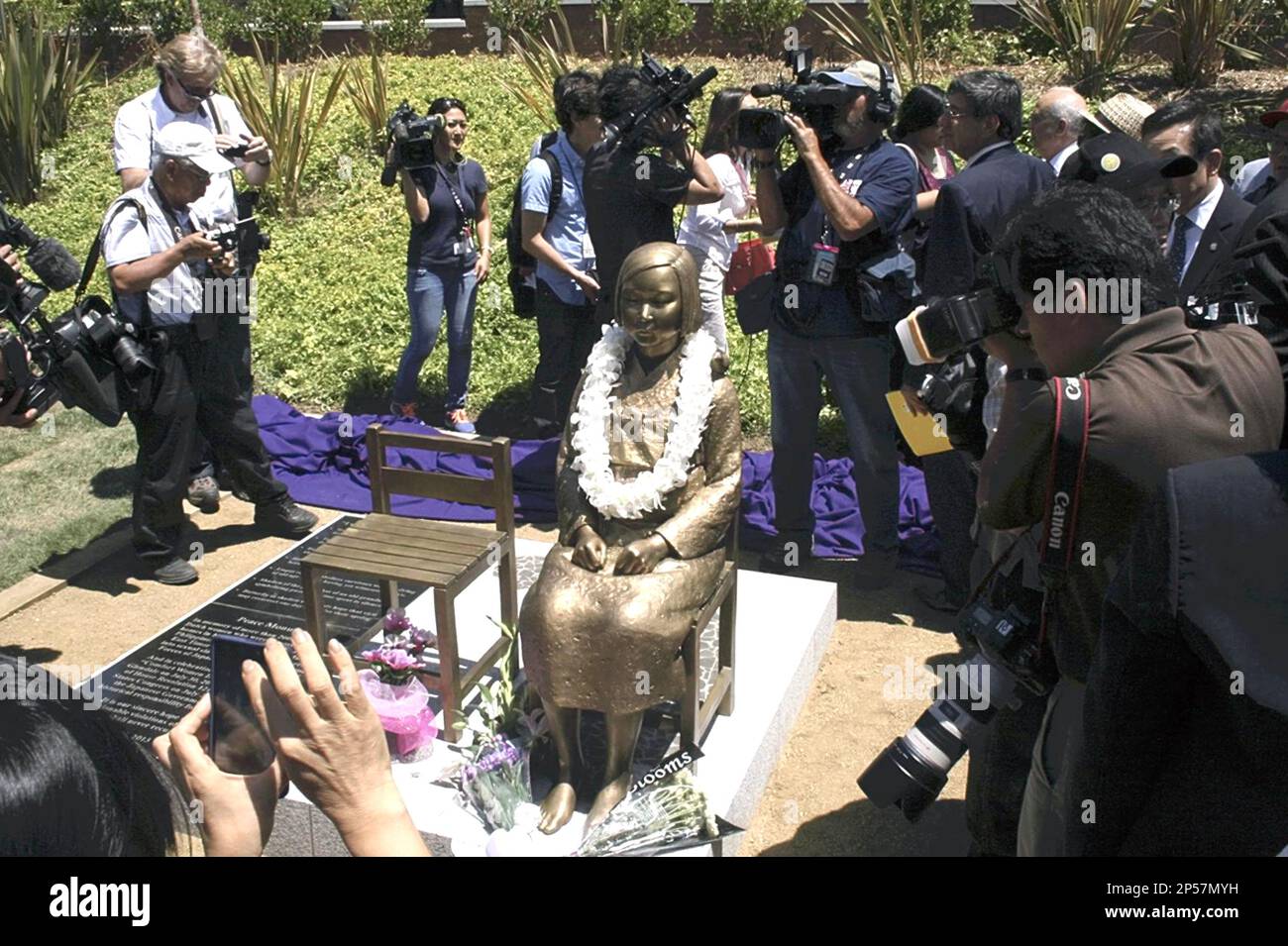 The bronze statue of ' comfort woman', a Korean girl is unveiled at ...