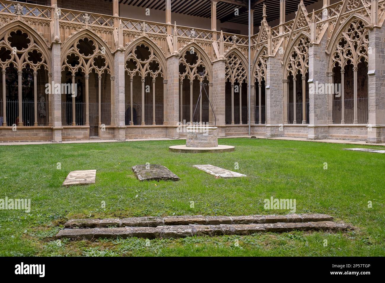 Well in center cloister hi-res stock photography and images - Alamy