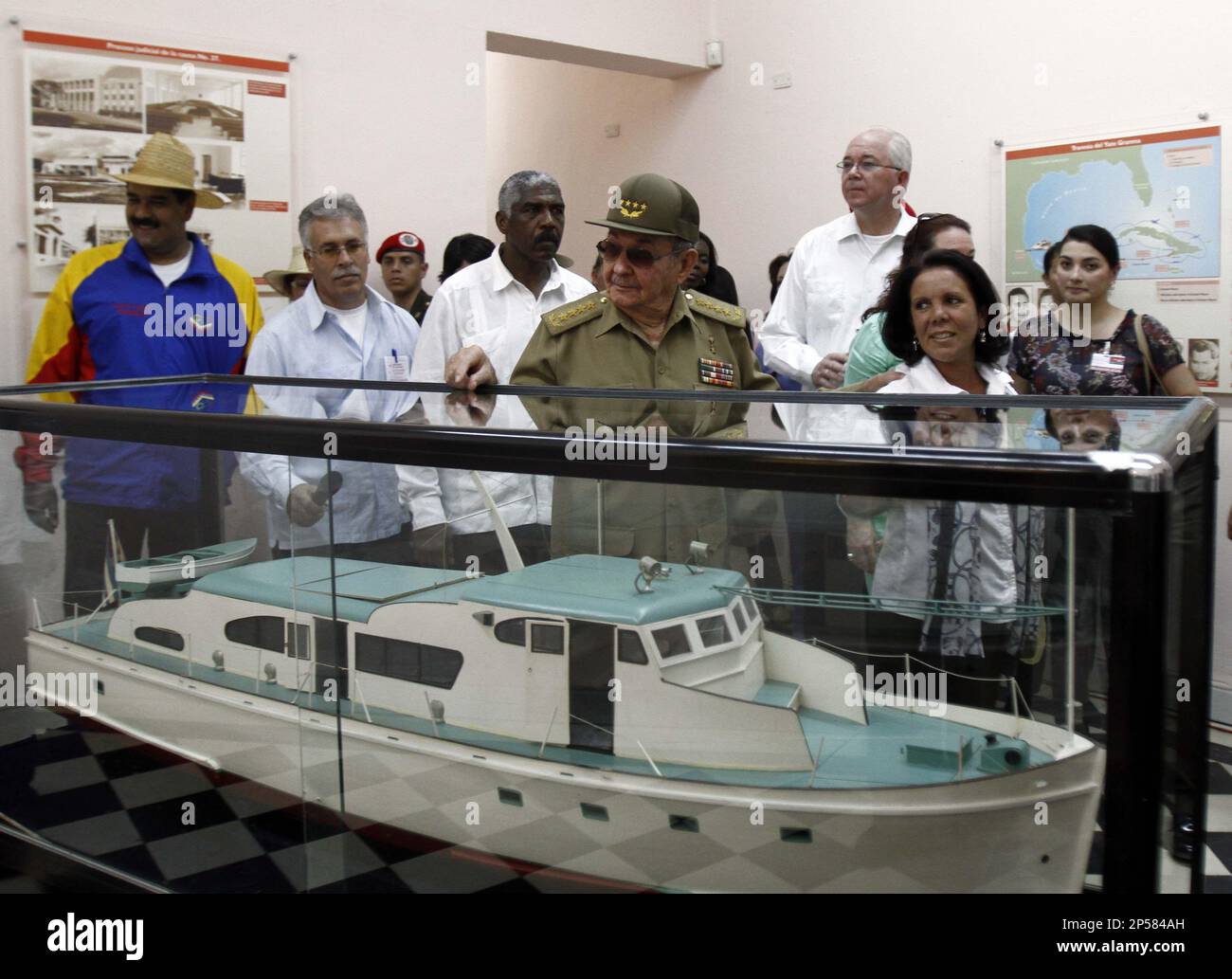 Cuba's President Raul Castro, center, and Venezuela's President Nicolas ...
