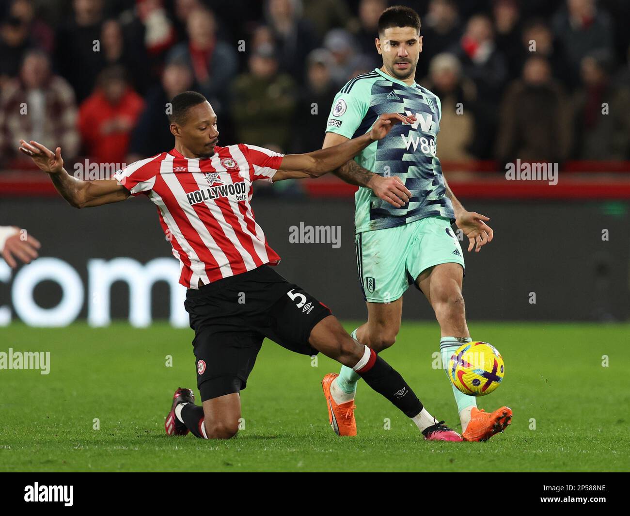 Ethan pinnock brentford fulham hi-res stock photography and images - Alamy