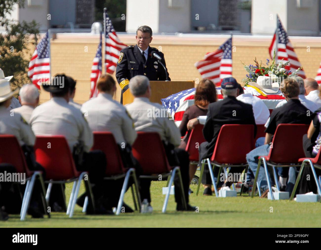 Granbury Police Chaplain John Knox speaks at the funeral for Hood ...