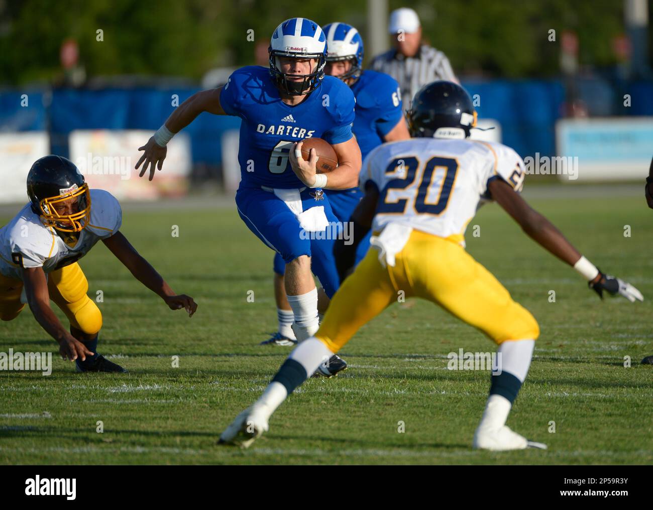 Apopka quarterback Zack Darlington (6) rushes between Winter Haven's ...