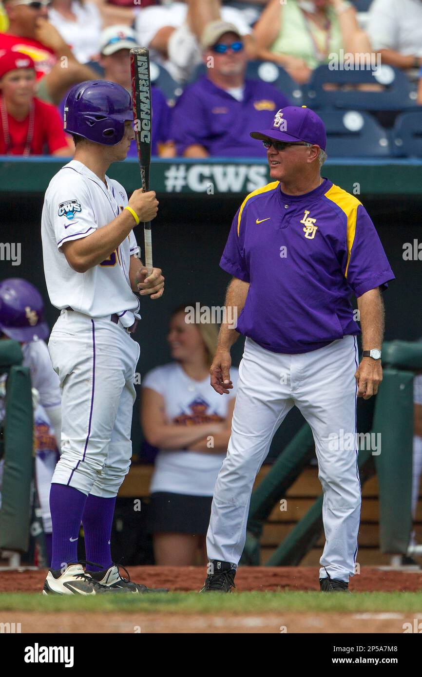 Louisiana State head coach Paul Mainieri talks with shortstop Alex ...