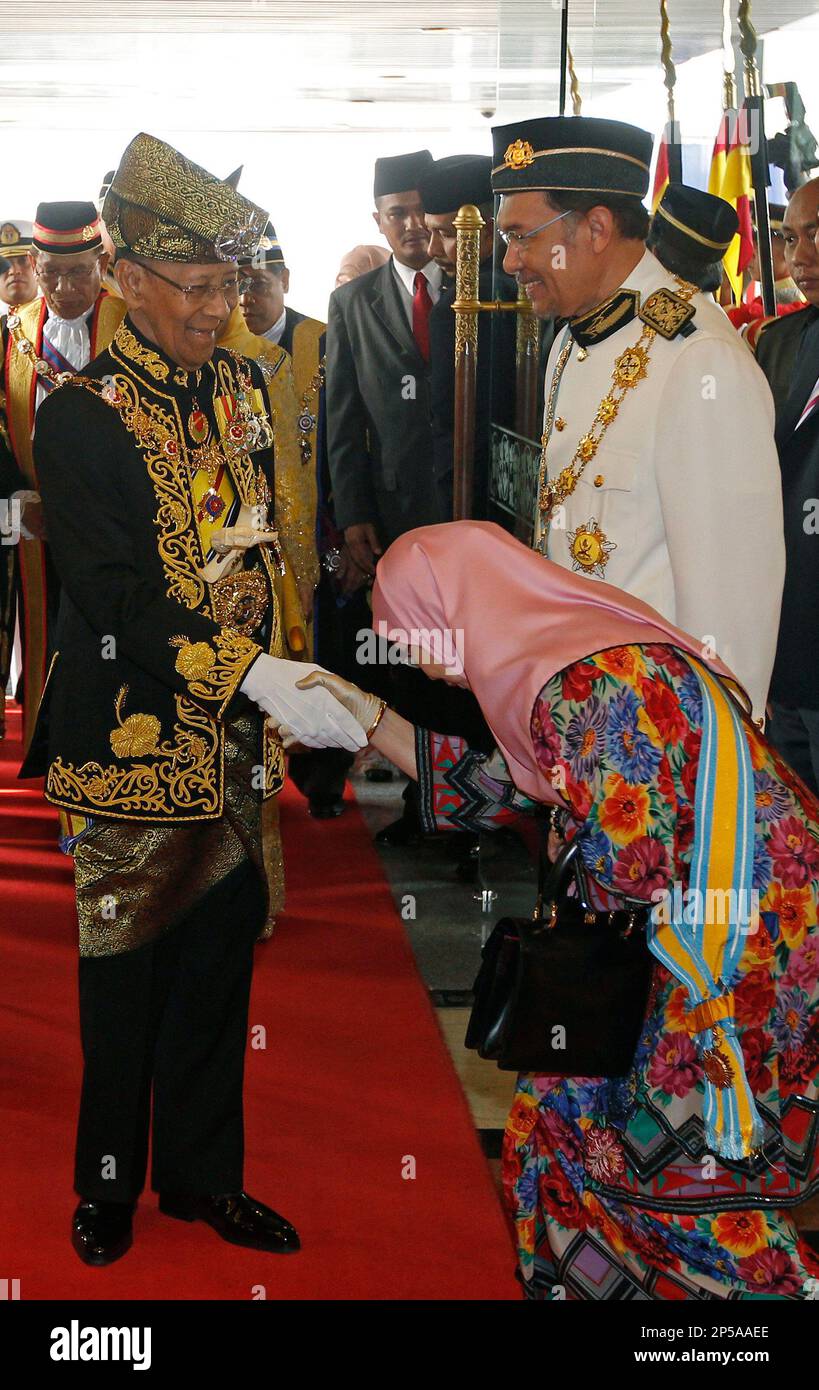 Malaysian King Sultan Abdul Halim Mu'adzam Shah, left, shakes hand with ...