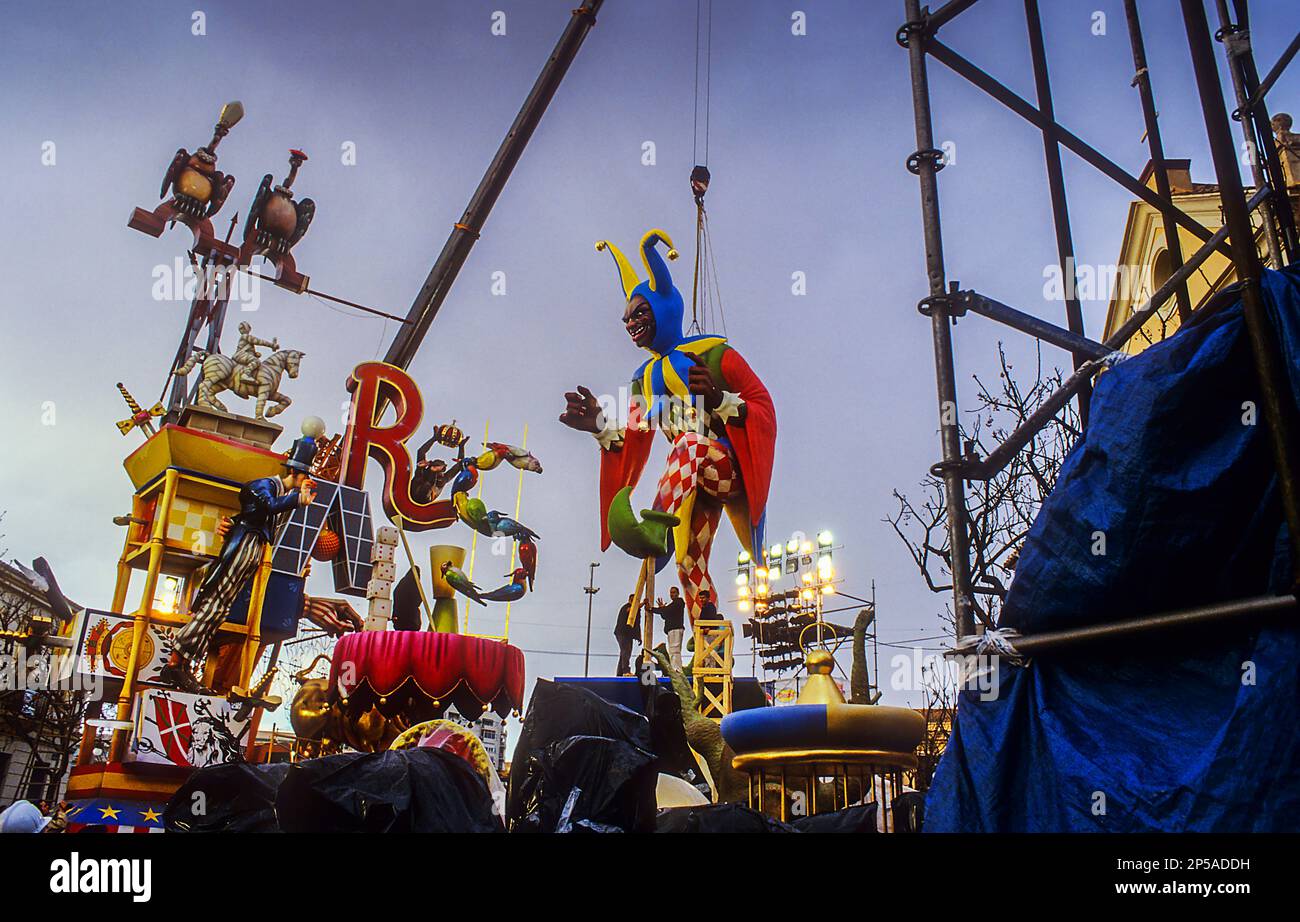 Plantá,building the falla,Falla of Na Jordana,by Manolo Martín,Fallas ...