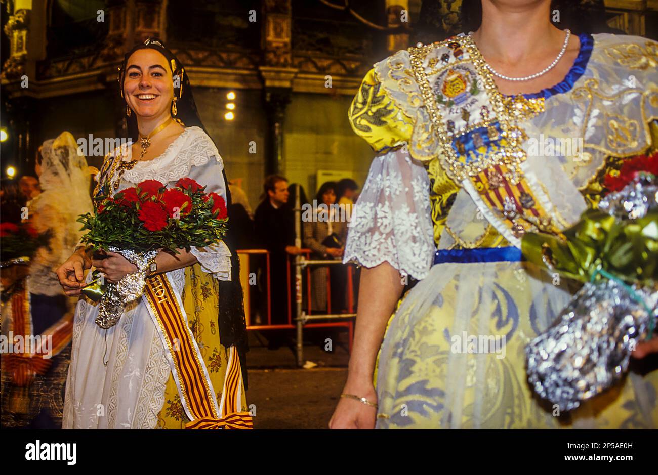 Flower offering,women with Floral tribute to `Virgen de los ...