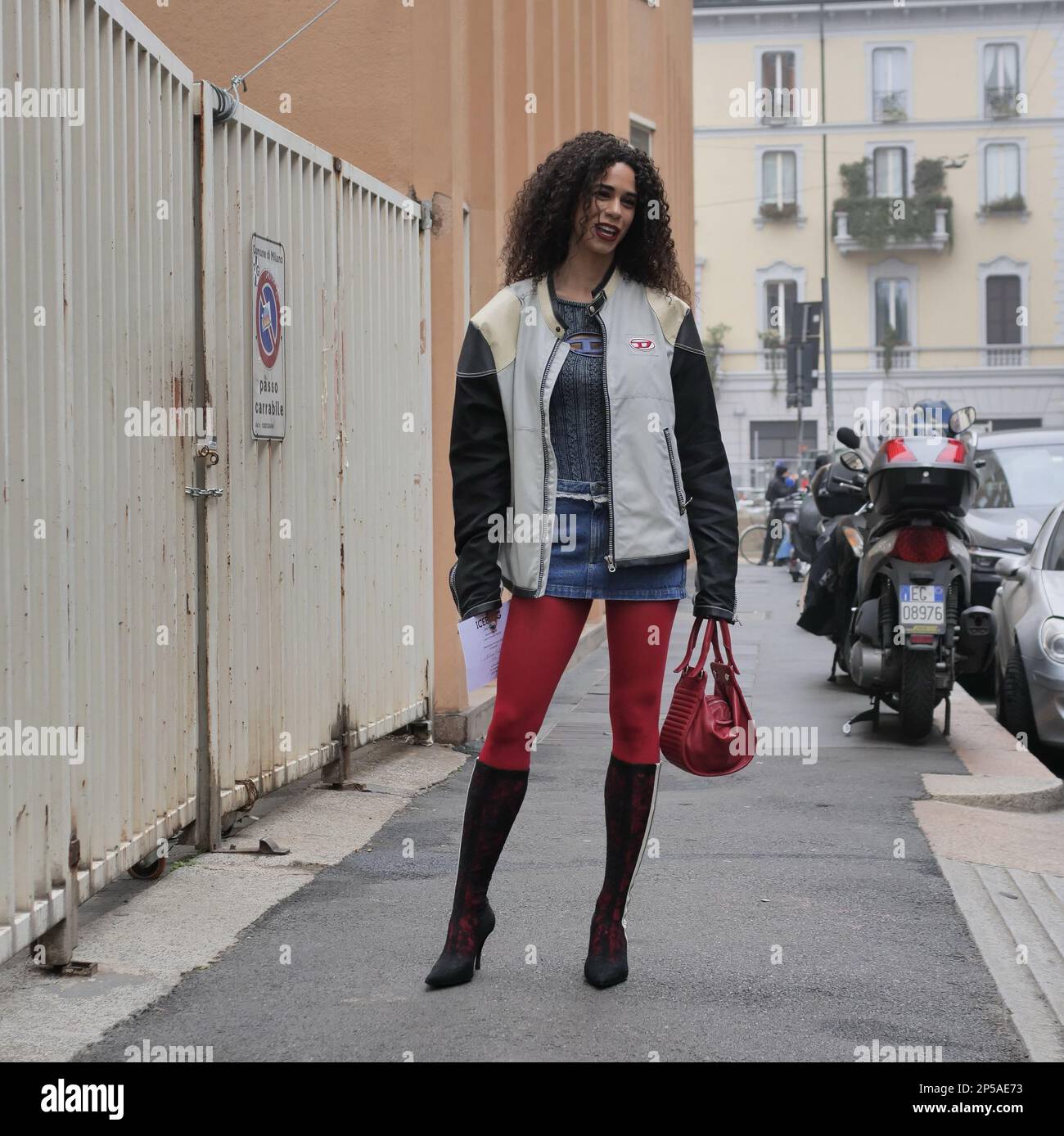 Fashion blogger Allison Fullin street style outfit before Iceberg ...