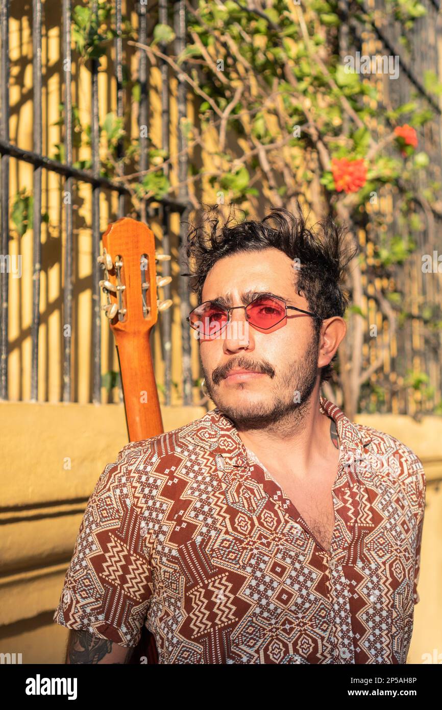 Artist man street back view hi-res stock photography and images - Alamy