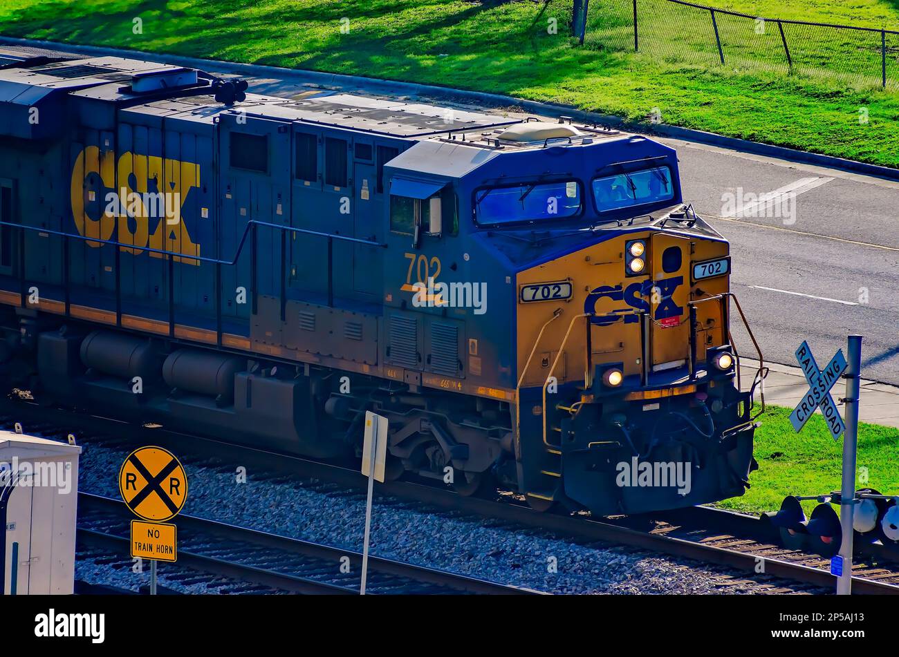 CSX 702 approaches the CSX terminal railway at the Alabama State Docks ...
