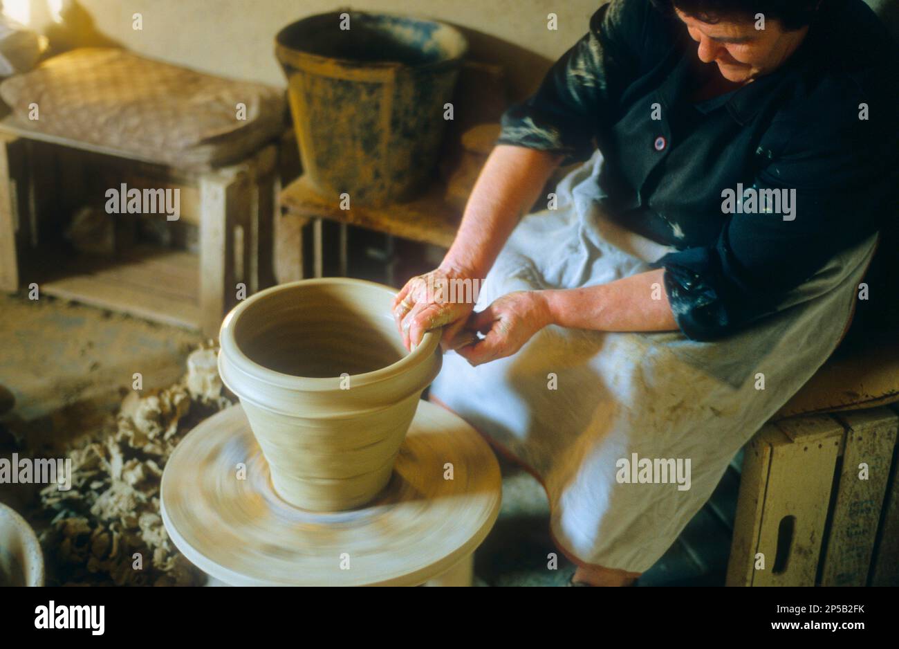 `CantareraÂ´potter making a pot,Mota del Cuervo,Cuenca province ...