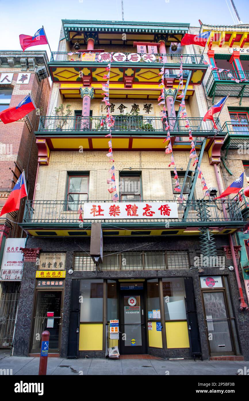 Exploring Chinatown in San Francisco, California. Waverly Place Stock ...