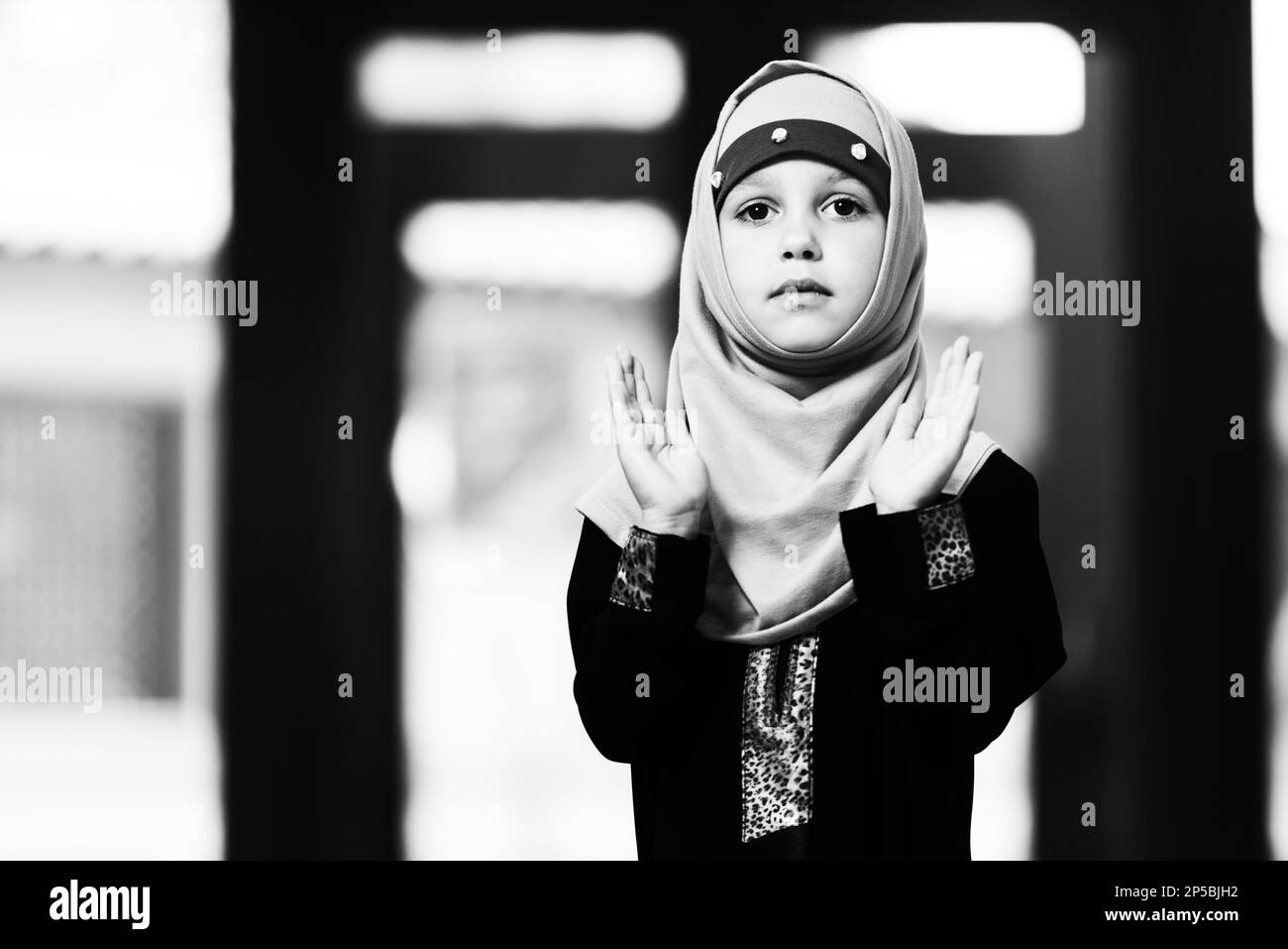 Muslim girl wearing hijab islamic Black and White Stock Photos & Images ...