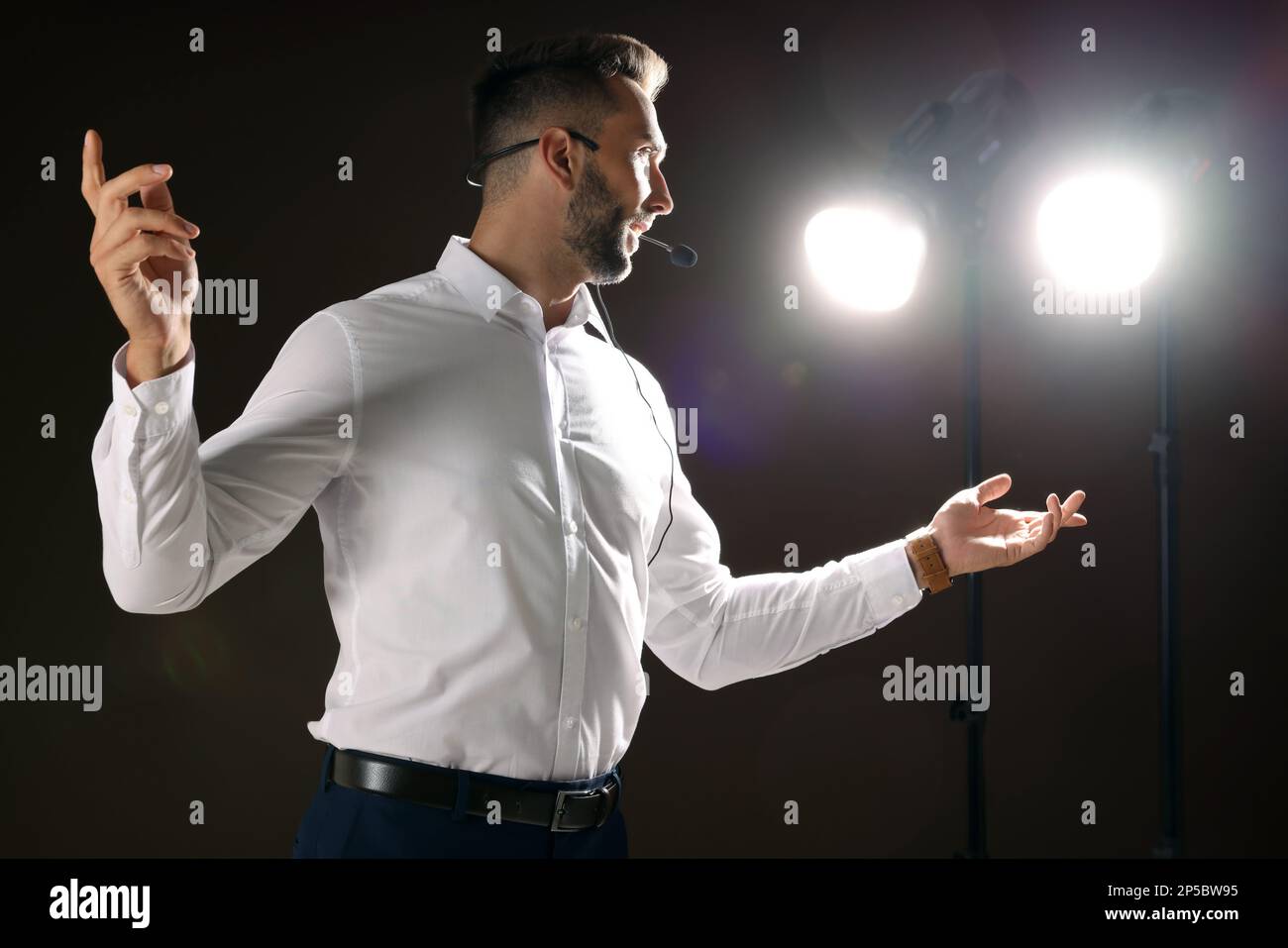 Stage manager headset hi-res stock photography and images - Alamy