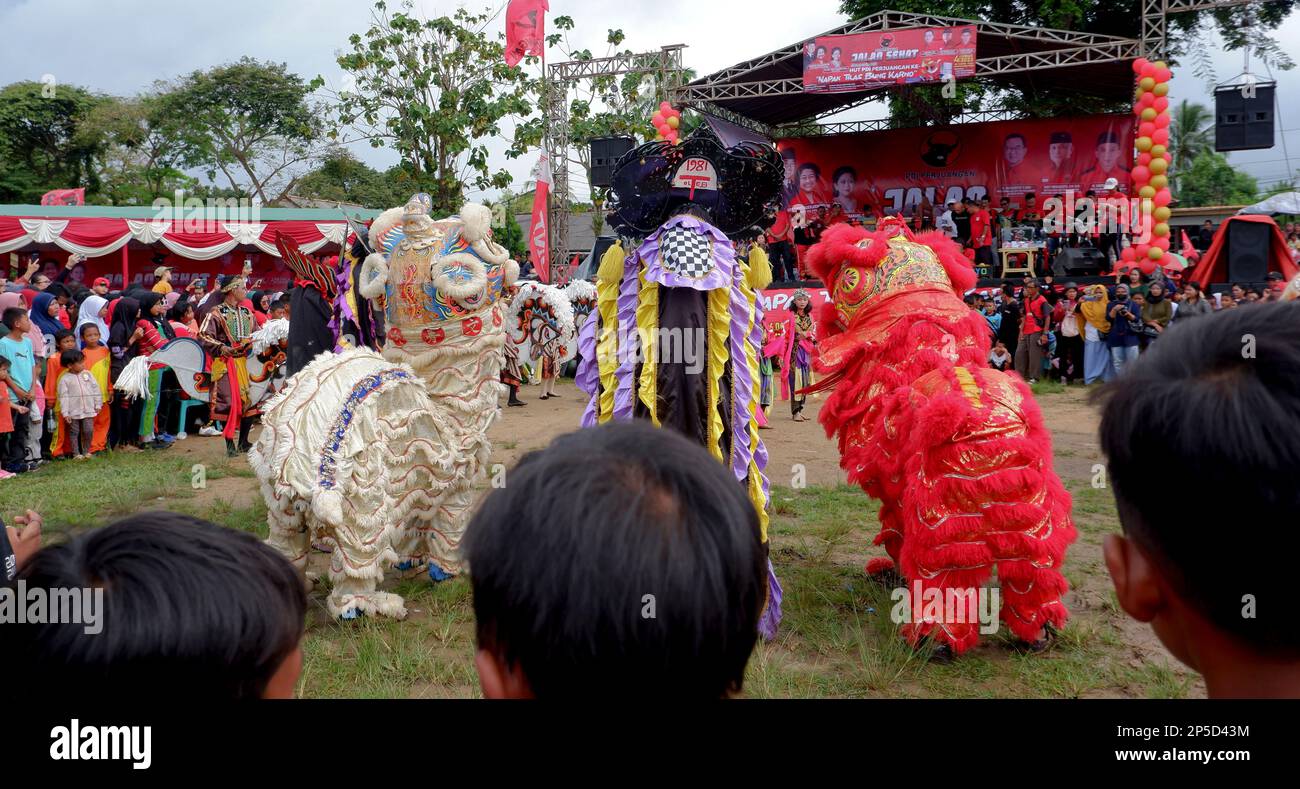 Various cultural arts performances at the healthy walking festival, the ...