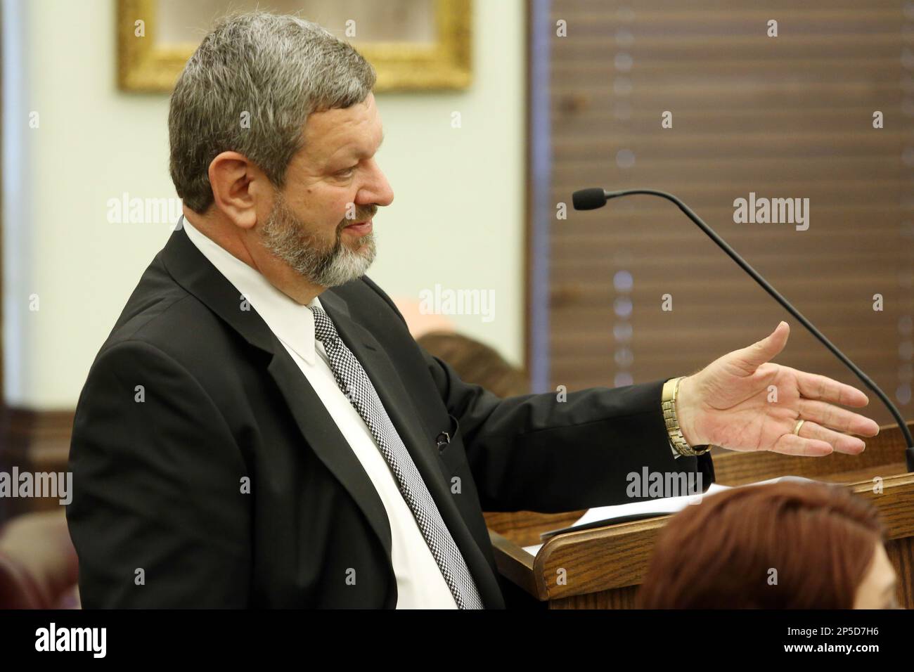 Defense attorney Roger Falk questions witness Kingman Police Sgt ...