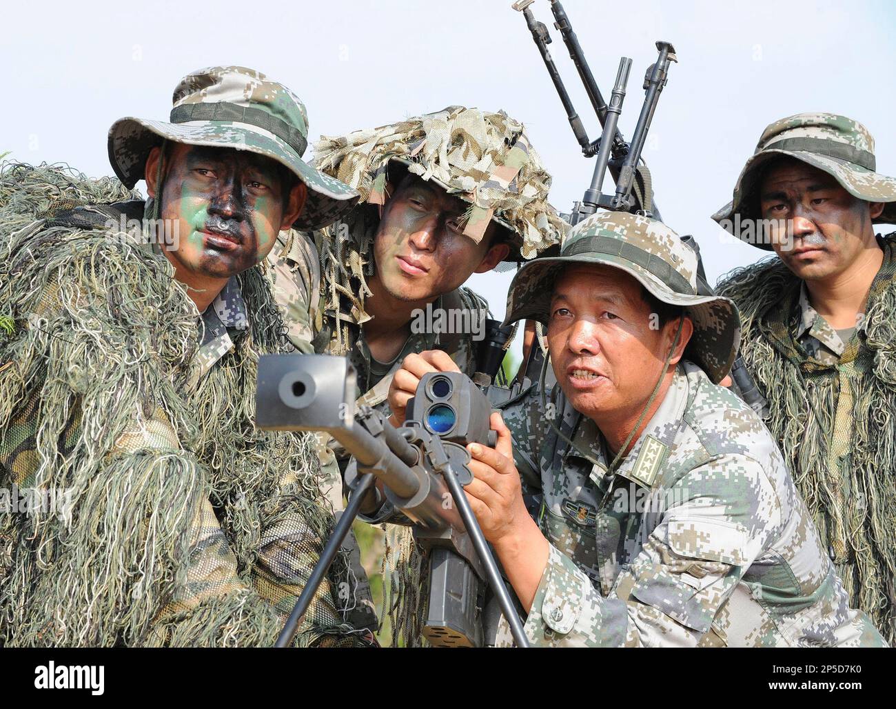 Soldier Wang Bike (R2) introduces a QBU-10 heavy sniper rifle to other ...
