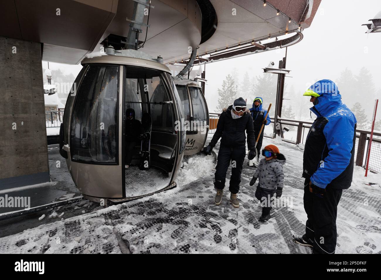 Ski area worker hi-res stock photography and images - Alamy