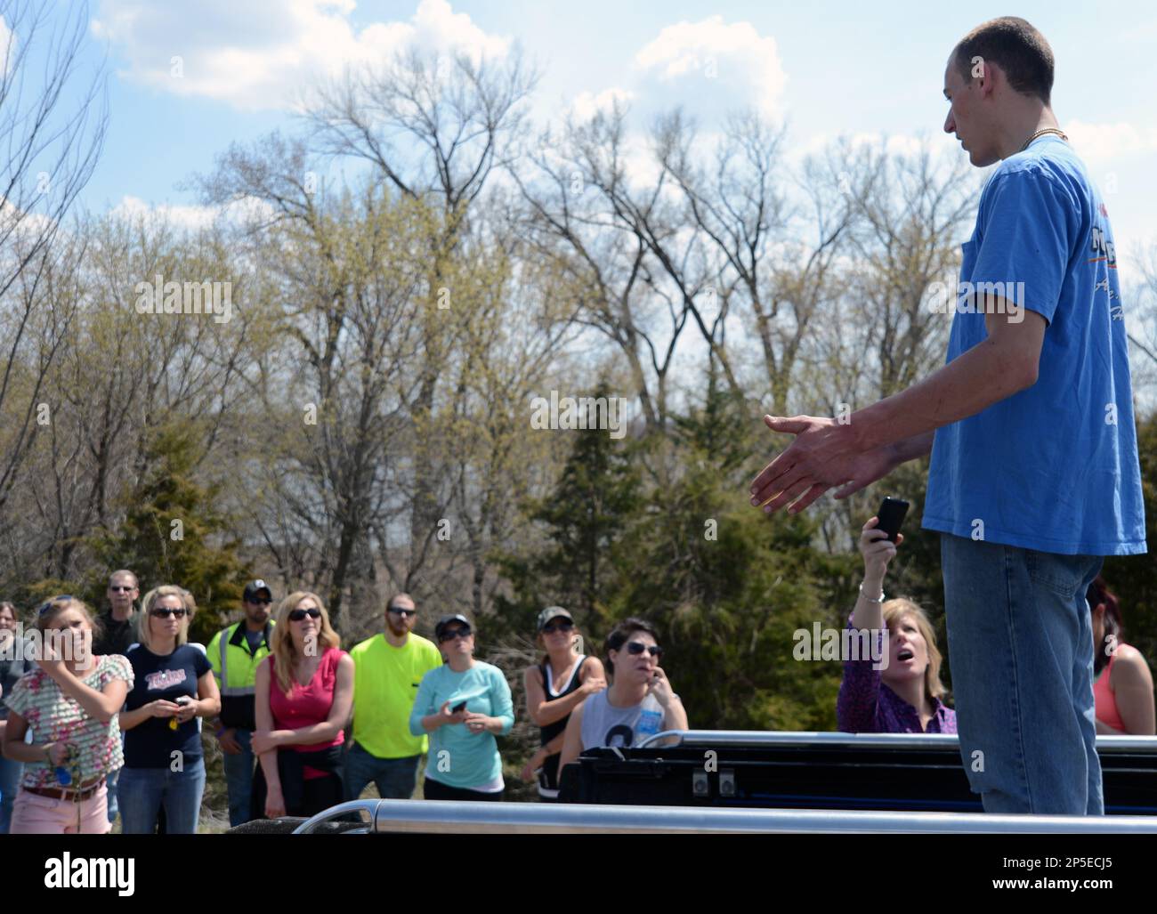 Steven Matula speaks to searchers gather to look for his sister ...