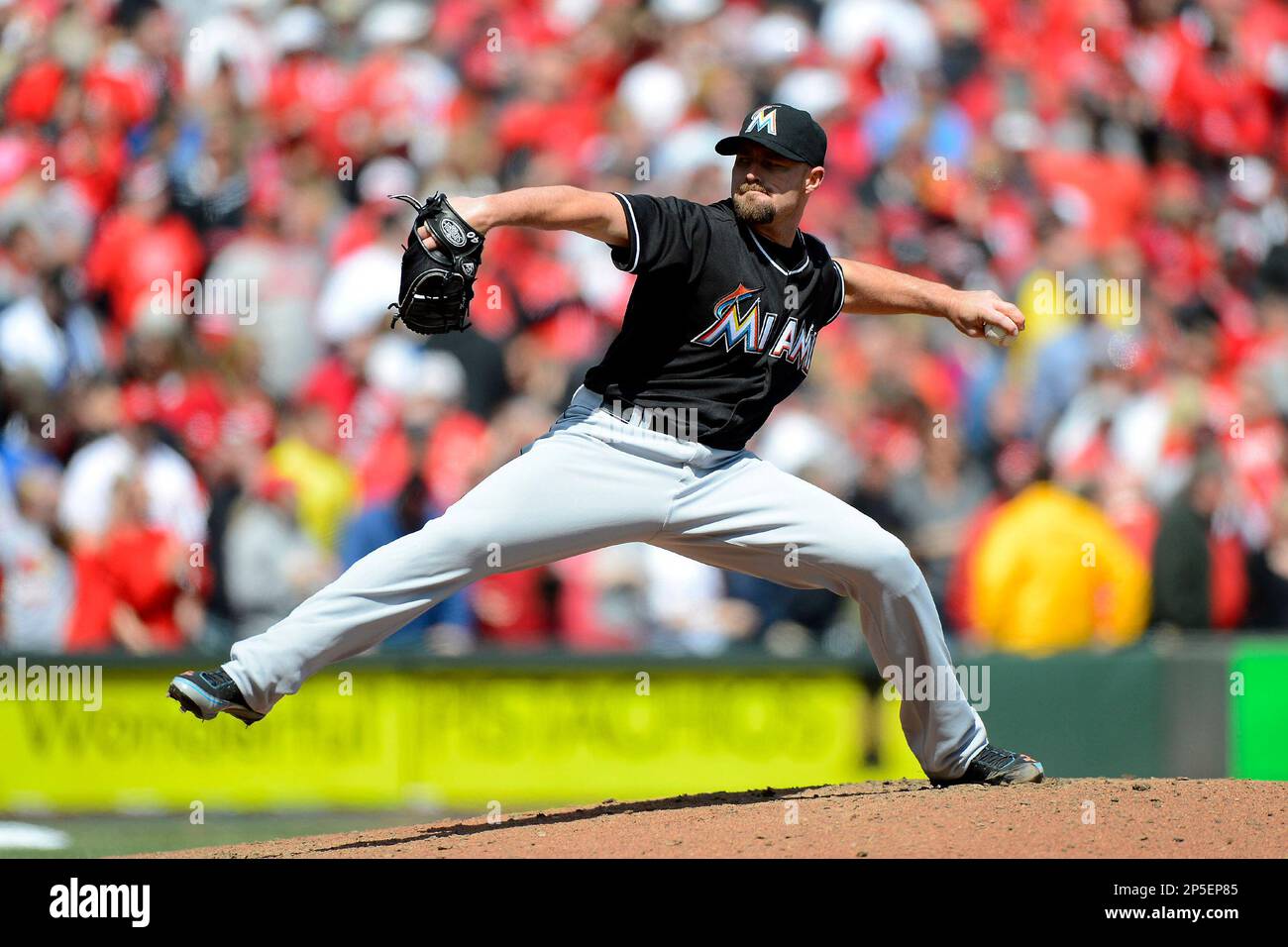Miami Marlins pitcher Mike Dunn #40 during a game against the ...