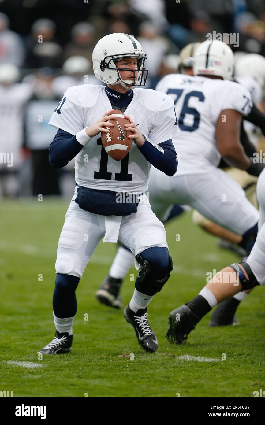Penn State quarterback Matthew McGloin (11) drops back to pass the ...