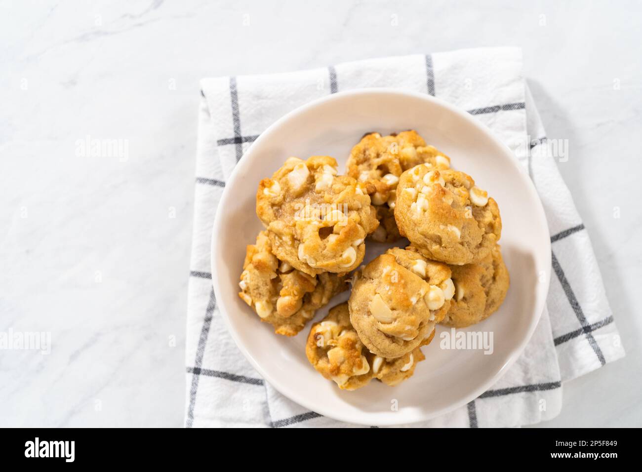 White Chocolate Macadamia Nut Cookies Stock Photo - Alamy