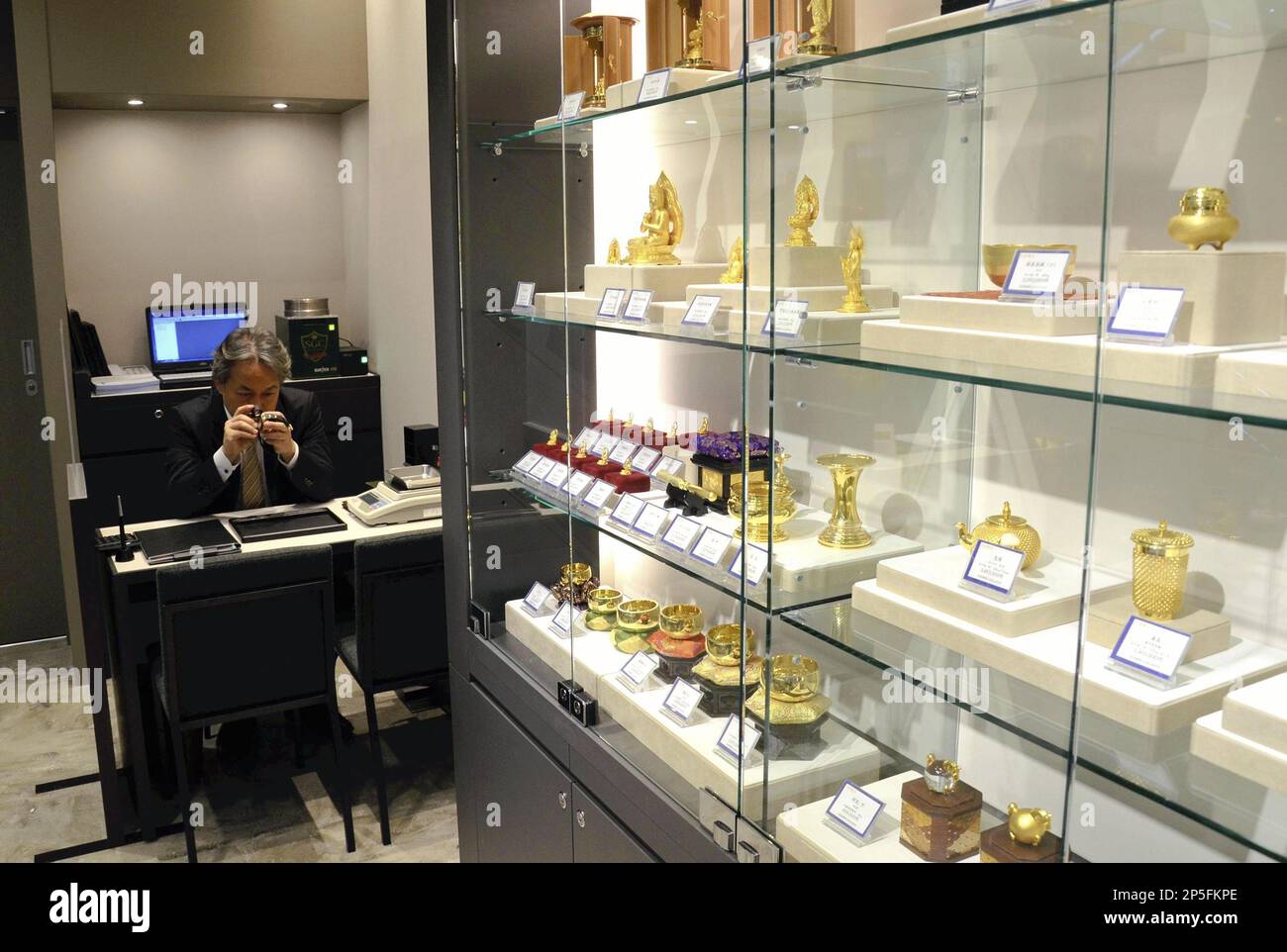 A gold seciality shop opens at Takashimaya Shinjyuku department store ...