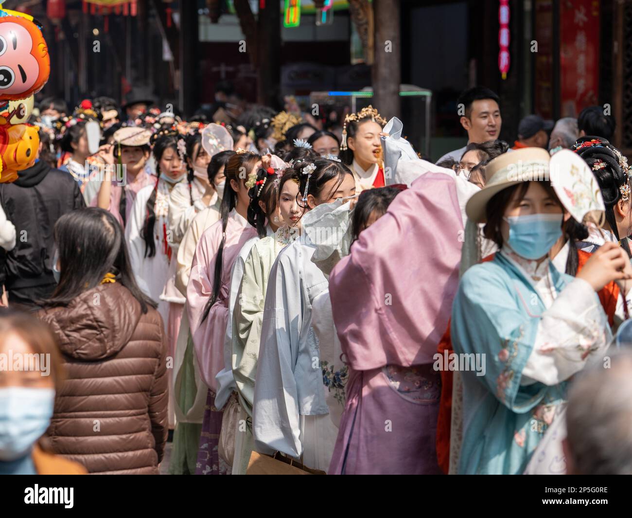 People take part in the 4th Hankouli Flower Festival wearing Hanfu in ...