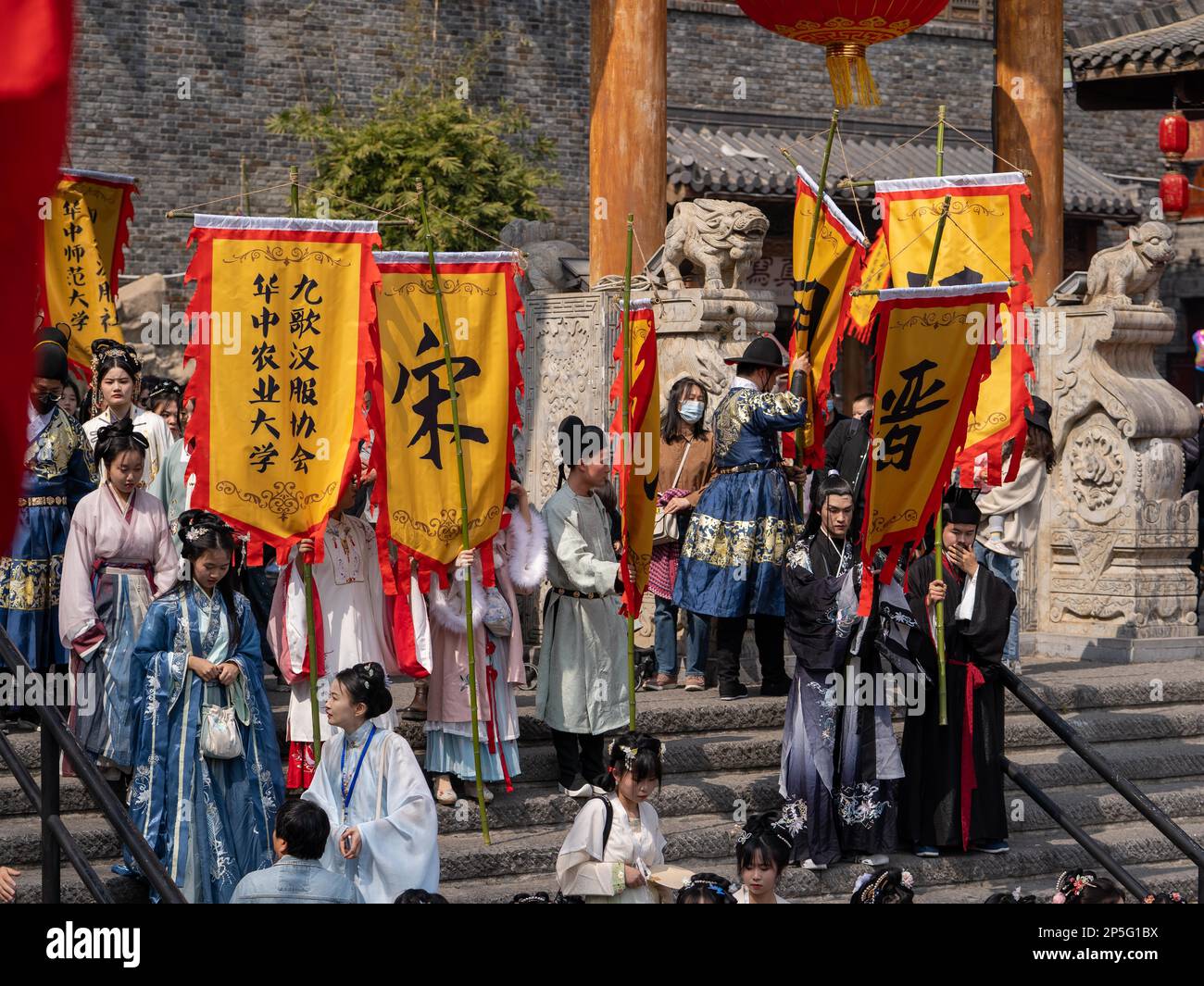People take part in the 4th Hankouli Flower Festival wearing Hanfu in ...
