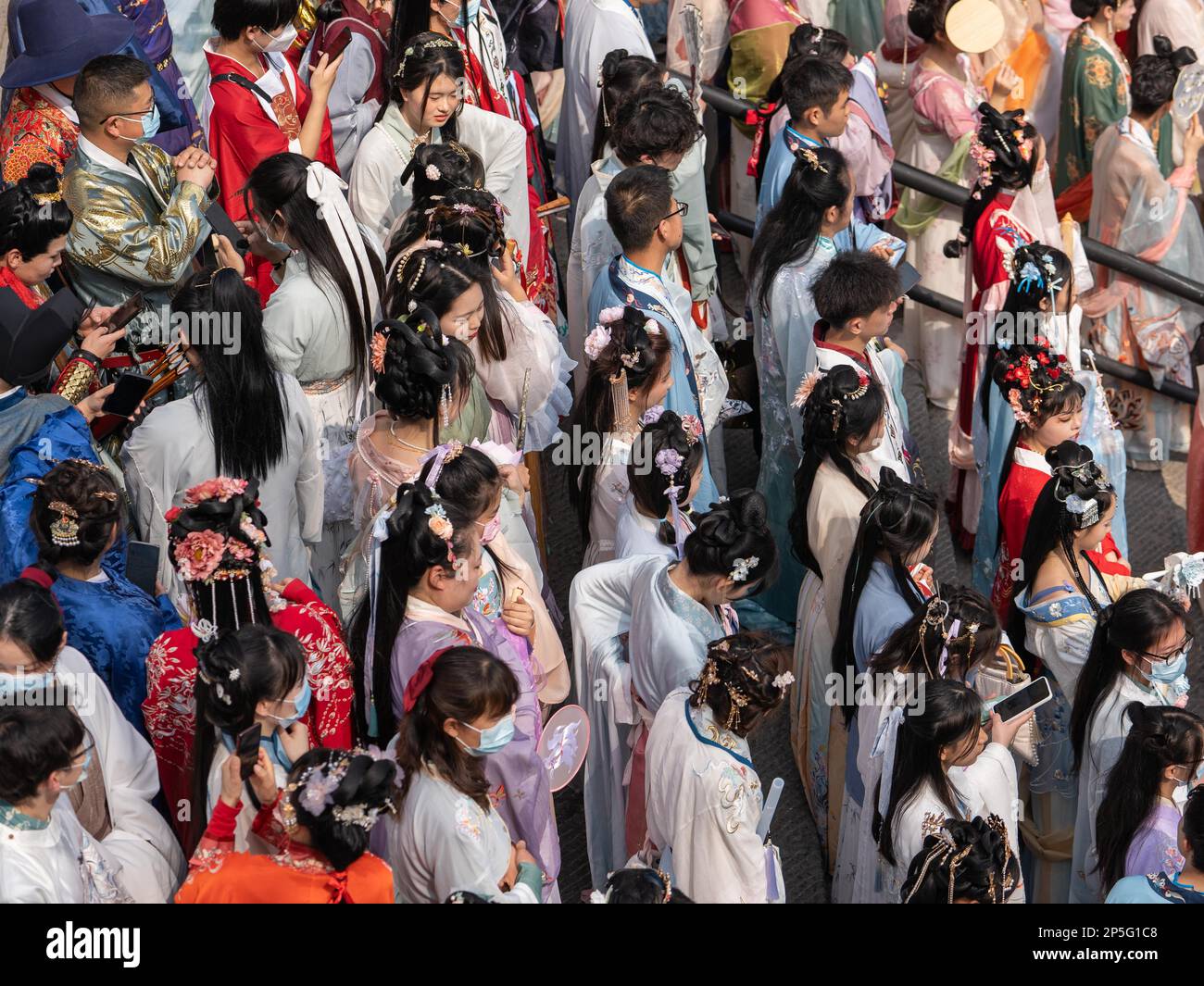 People take part in the 4th Hankouli Flower Festival wearing Hanfu in ...