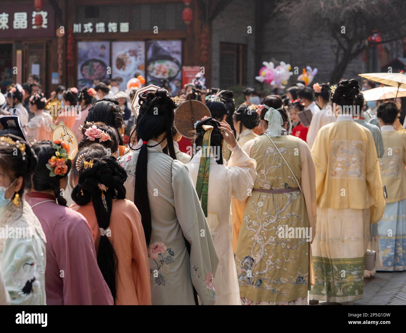 People take part in the 4th Hankouli Flower Festival wearing Hanfu in ...