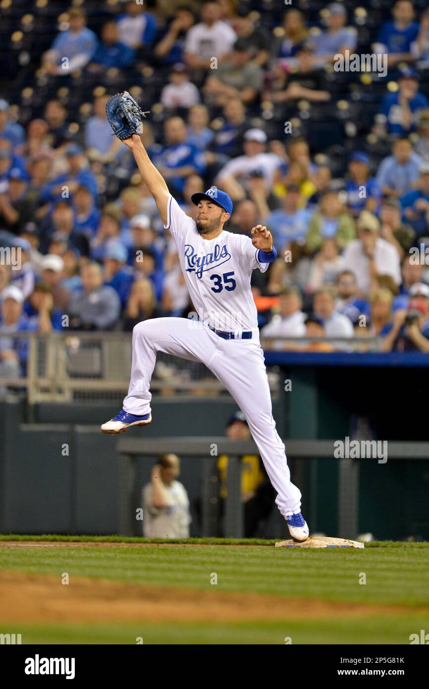 Kansas City Royals first baseman Eric Hosmer stretches out to make an ...