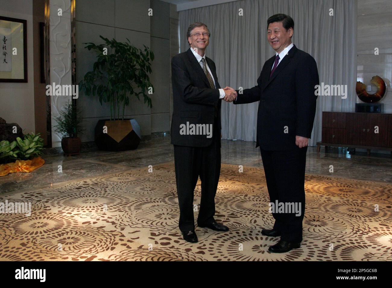 Microsoft founder Bill Gates, left, and China's President Xi Jinping ...