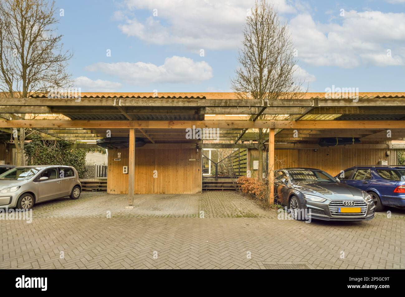 Two bridge garage hi-res stock photography and images - Alamy