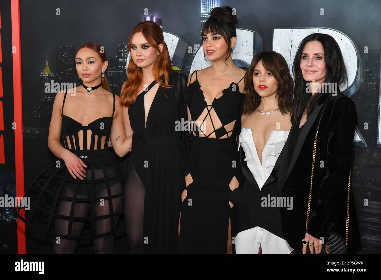 Devyn Nekoda, Melissa Barrera, Liana Liberato, Jenna Orteg and Courtney Cox Stock Photo - Alamy