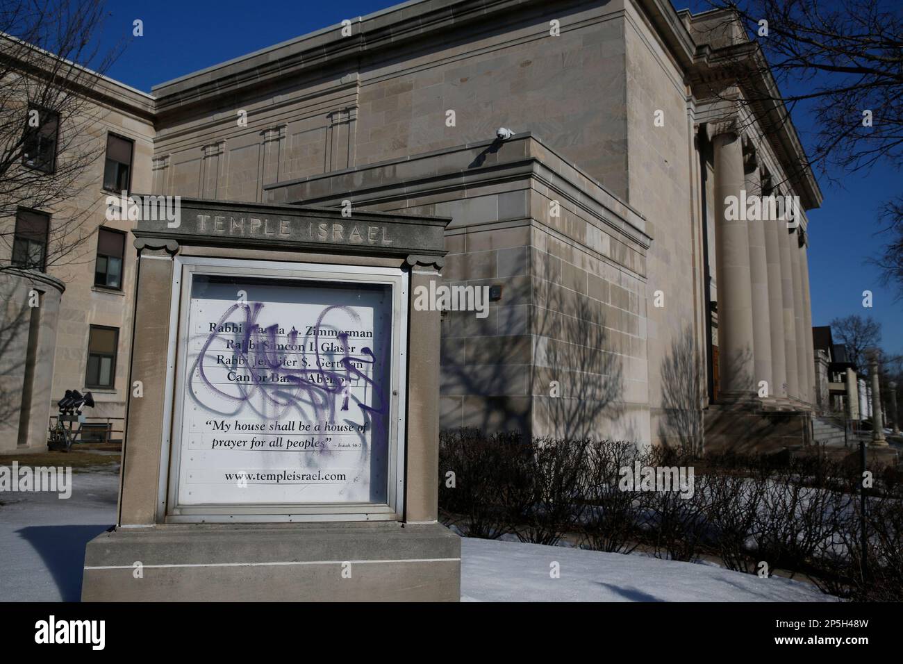 Graffiti appears on the Temple Israel in the Minneapolis Uptown ...