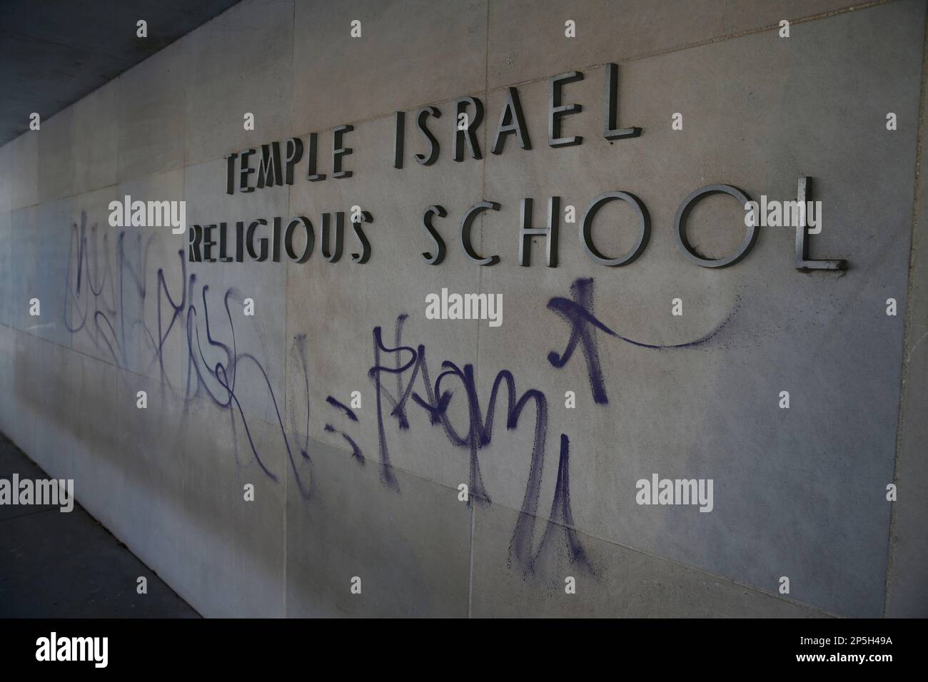 Graffiti appears on the Temple Israel in the Minneapolis Uptown ...