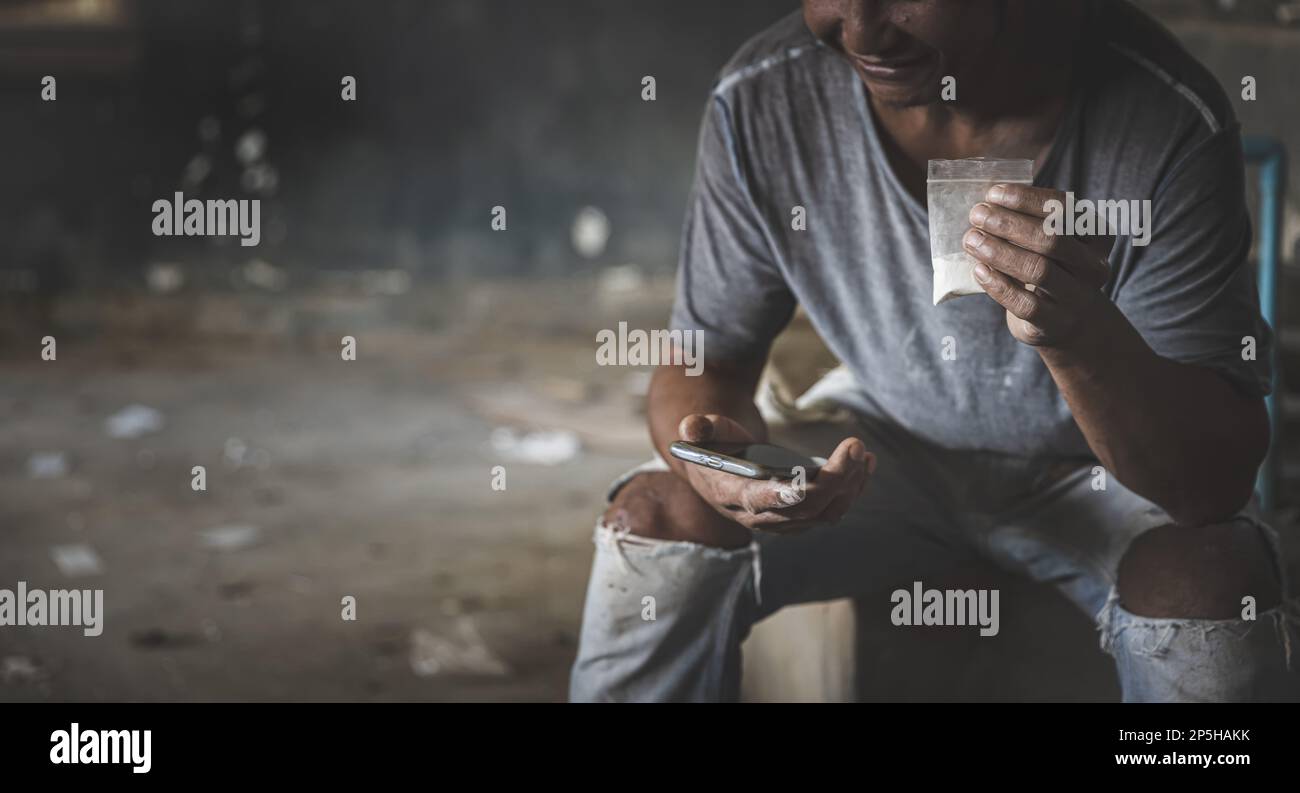 Drug dealers use the phone to contact the customer, drug trafficking ...