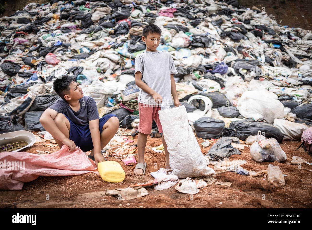 Children find junk for sale and recycle them in landfills, the lives ...