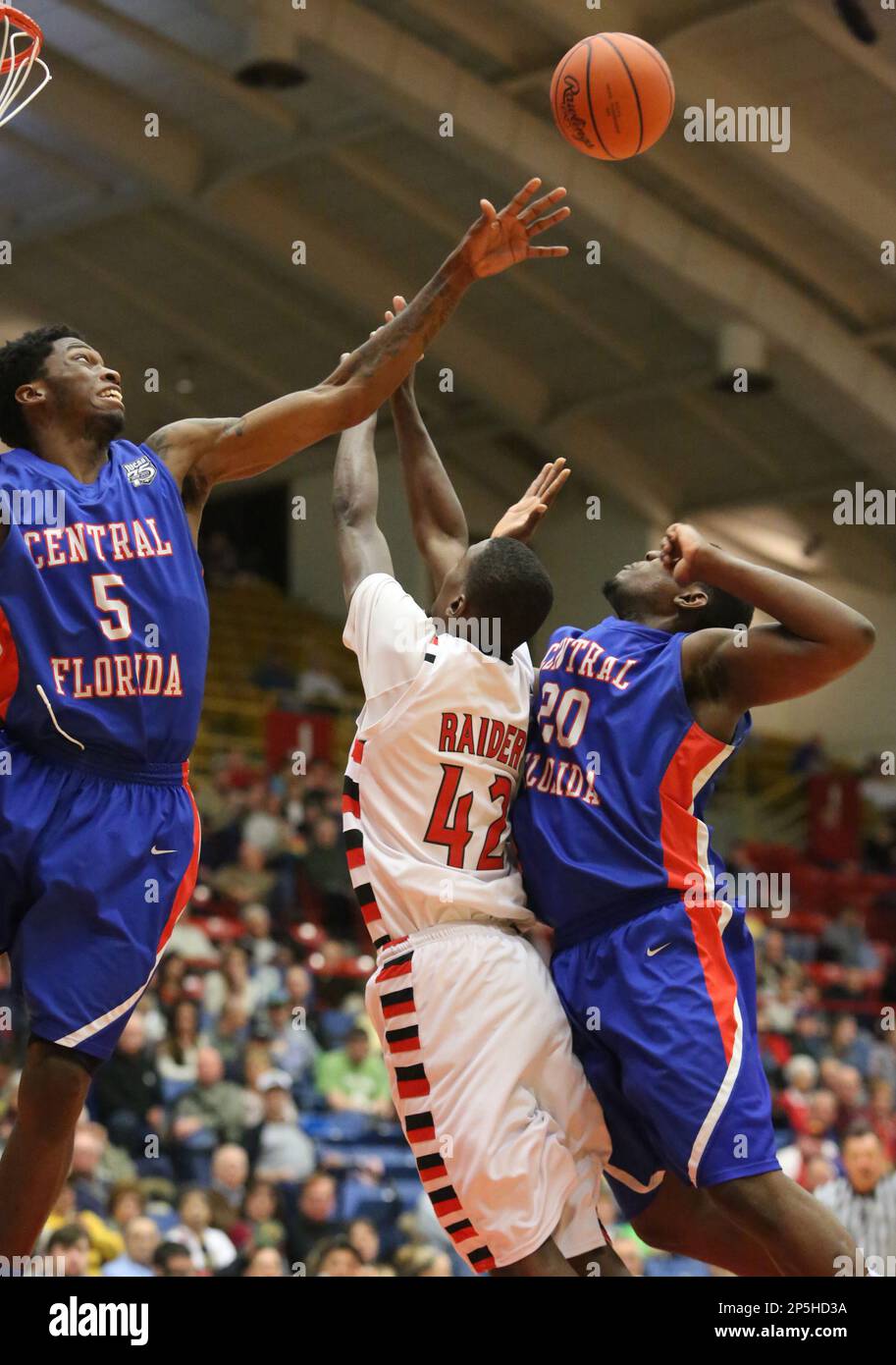 Central Florida's Jordan Parks (5) and Jeremiah Eason (20) battle ...