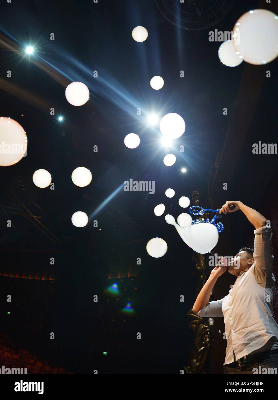 Deni Yang, bubble artist and son of the famed Fan Yang who holds 18 ...