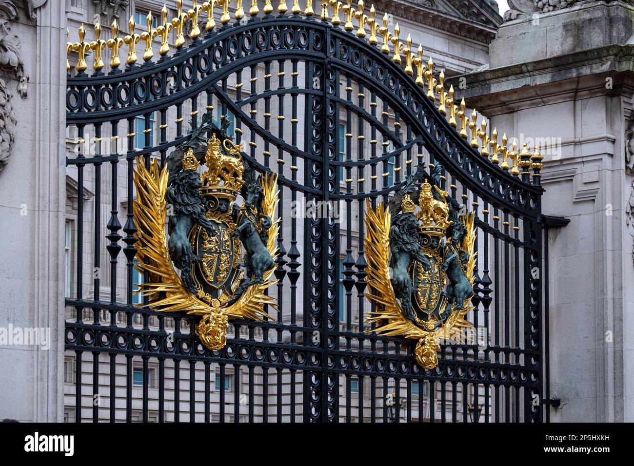 Old gate buckingham palace hi-res stock photography and images - Alamy