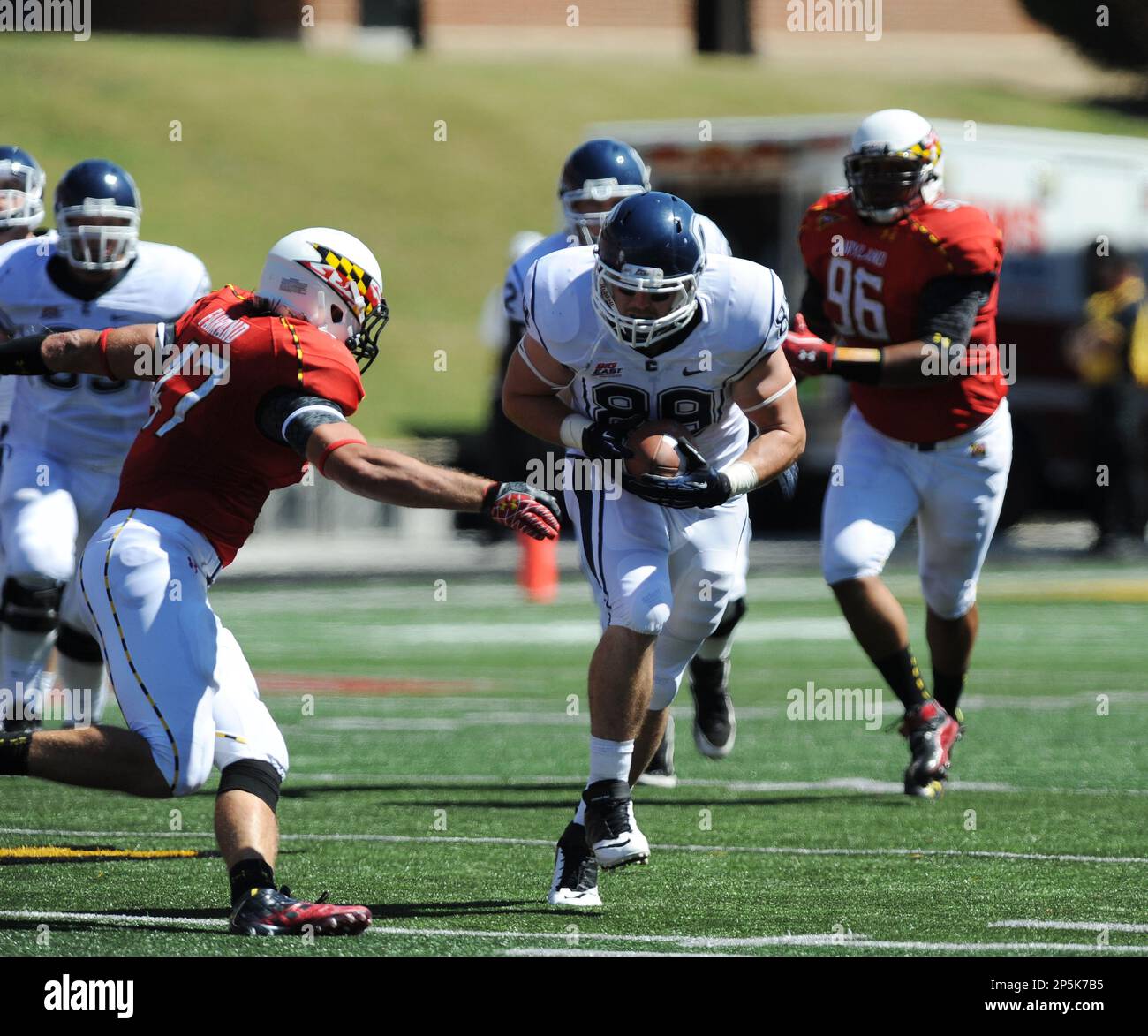 University of Connecticut Huskeys tightend John Delahunt (89) tries to ...