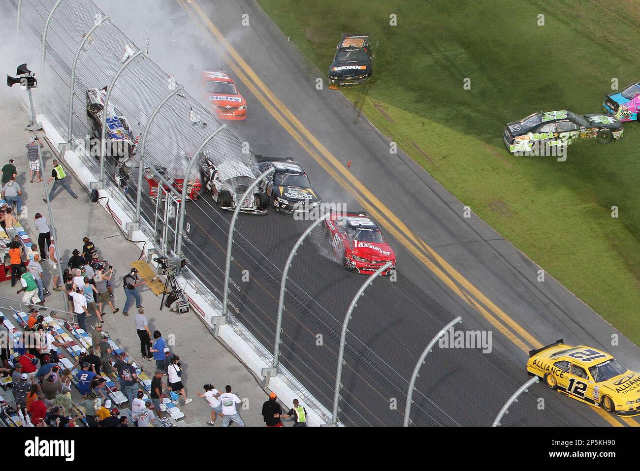 A horrific wreck of NASCAR driver Kyle Larson occurs with debris flying ...
