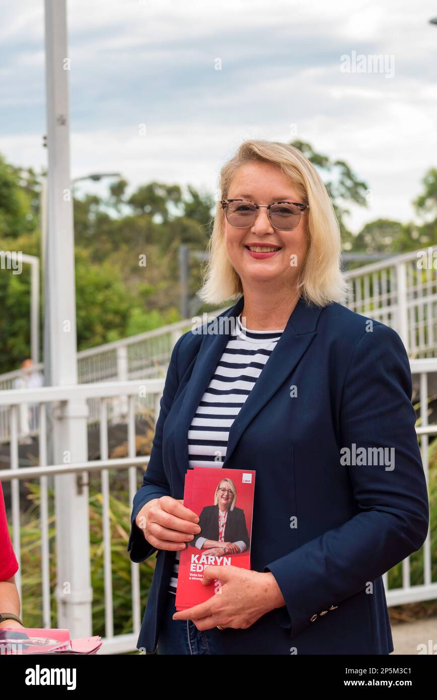 Hand handouts hi-res stock photography and images - Alamy