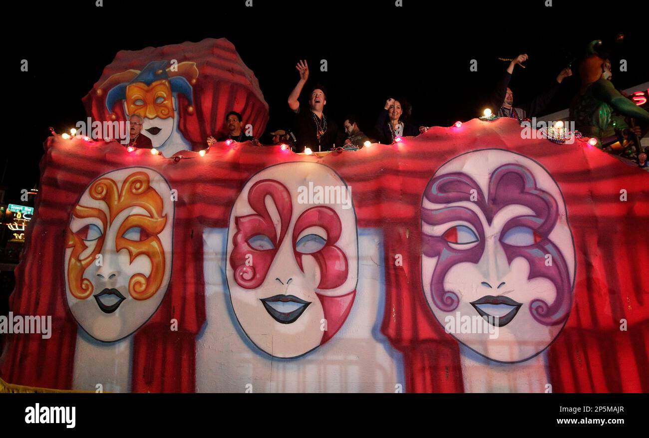Float riders throw beads during the Knights of Momus Grand Night Parade ...