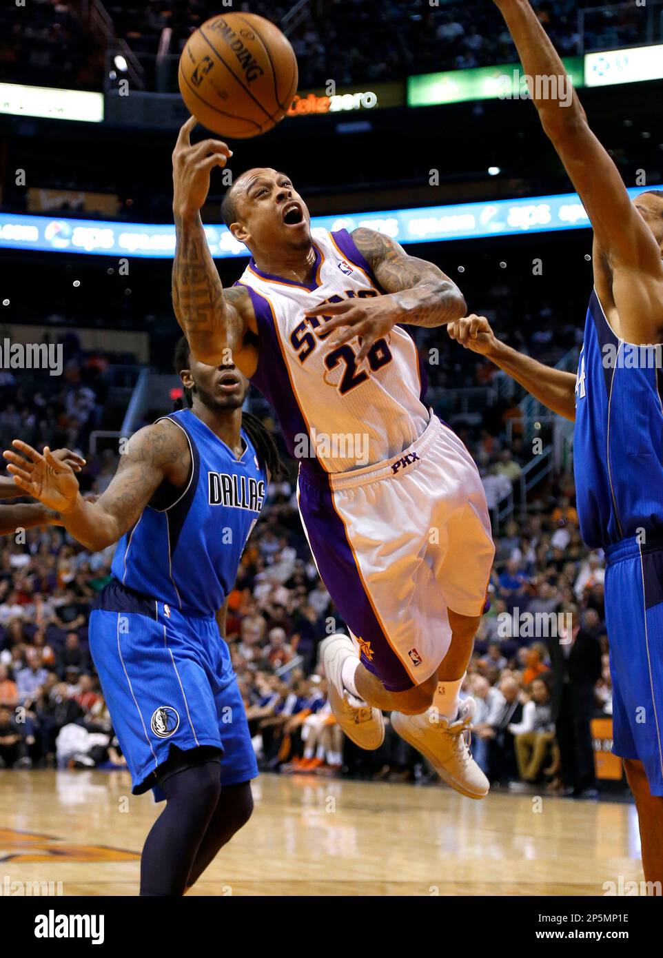 Phoenix Suns' Shannon Brown (26) shoots between Dallas Mavericks ...