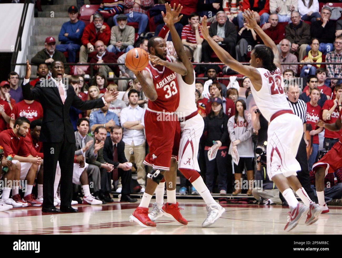 Alabama guards Rodney Cooper (21) and Levi Randolph (20) pressures ...